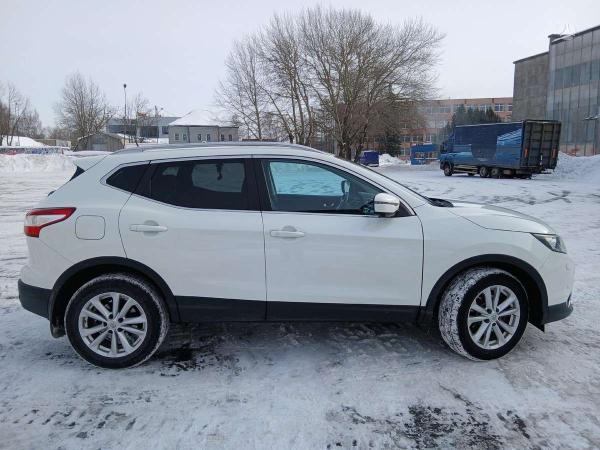 White Nissan Qashqai 2015 in Klaipeda, with an engine capacity of 1.20 L and mileage of 98 thousand km for 10200 €, photo 9 on AUTOMOTO.COM.LV