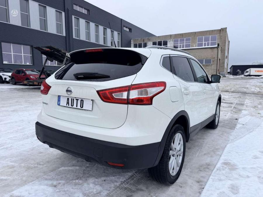 White Nissan Qashqai 2015 in Taurage, with an engine capacity of 1.20 L and mileage of 120 thousand km for 7499 €, photo 13 on AUTOMOTO.COM.LV