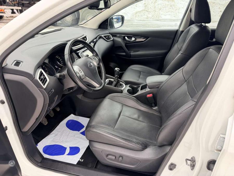 White Nissan Qashqai 2015 in Taurage, with an engine capacity of 1.20 L and mileage of 120 thousand km for 7499 €, photo 20 on AUTOMOTO.COM.LV