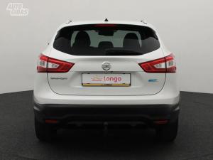 White Nissan Qashqai 2015 in Vilnius, with an engine capacity of 1.50 L and mileage of 203 thousand km for 10699 €, photo 5 on AUTOMOTO.COM.LV