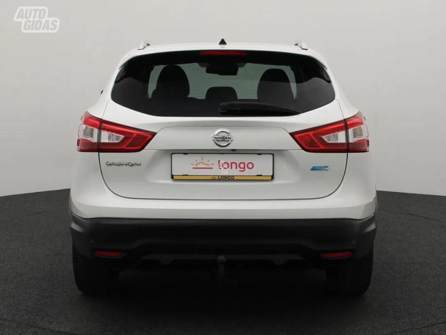 White Nissan Qashqai 2015 in Vilnius, with an engine capacity of 1.50 L and mileage of 203 thousand km for 10699 €, photo 5 on AUTOMOTO.COM.LV