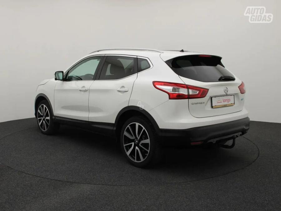 White Nissan Qashqai 2015 in Vilnius, with an engine capacity of 1.50 L and mileage of 203 thousand km for 10699 €, photo 7 on AUTOMOTO.COM.LV