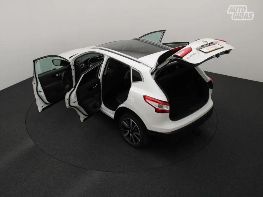 White Nissan Qashqai 2015 in Vilnius, with an engine capacity of 1.50 L and mileage of 203 thousand km for 10699 €, photo 13 on AUTOMOTO.COM.LV