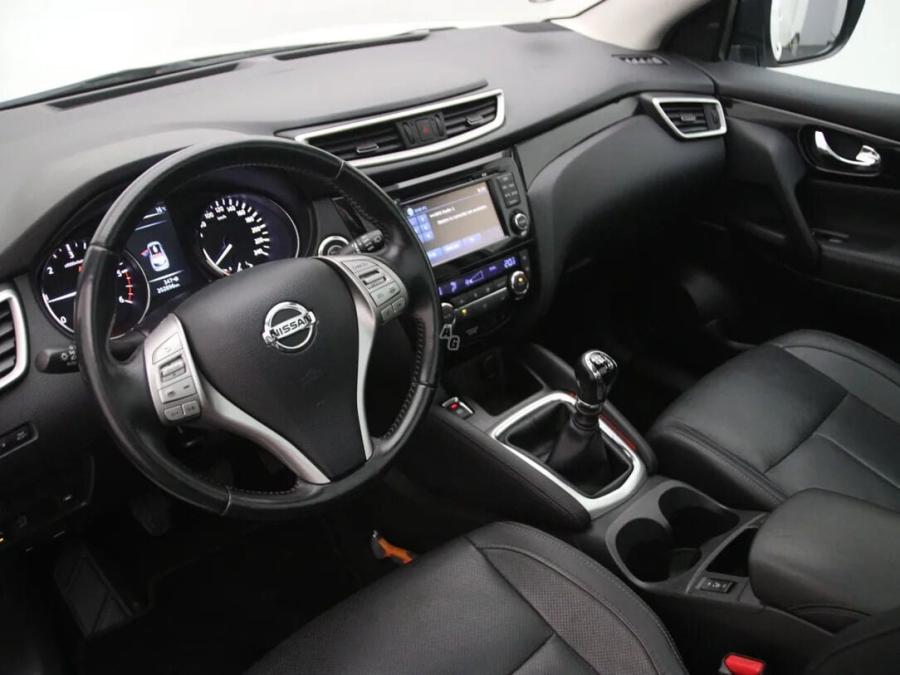White Nissan Qashqai 2015 in Vilnius, with an engine capacity of 1.50 L and mileage of 203 thousand km for 10699 €, photo 16 on AUTOMOTO.COM.LV