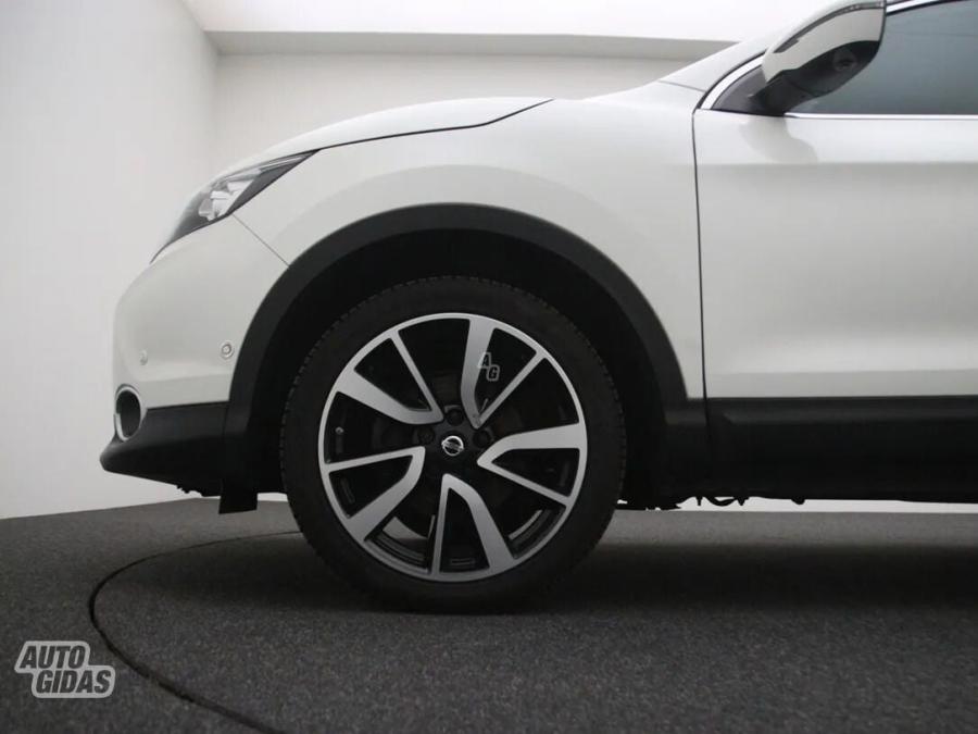 White Nissan Qashqai 2015 in Vilnius, with an engine capacity of 1.50 L and mileage of 203 thousand km for 10699 €, photo 28 on AUTOMOTO.COM.LV