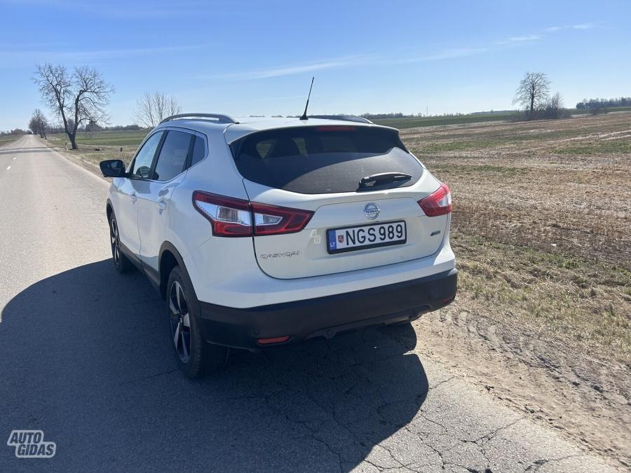 White Nissan Qashqai 2015 in Panevezys, with an engine capacity of 1.50 L and mileage of 260 thousand km for 9100 €, photo 1 on AUTOMOTO.COM.LV