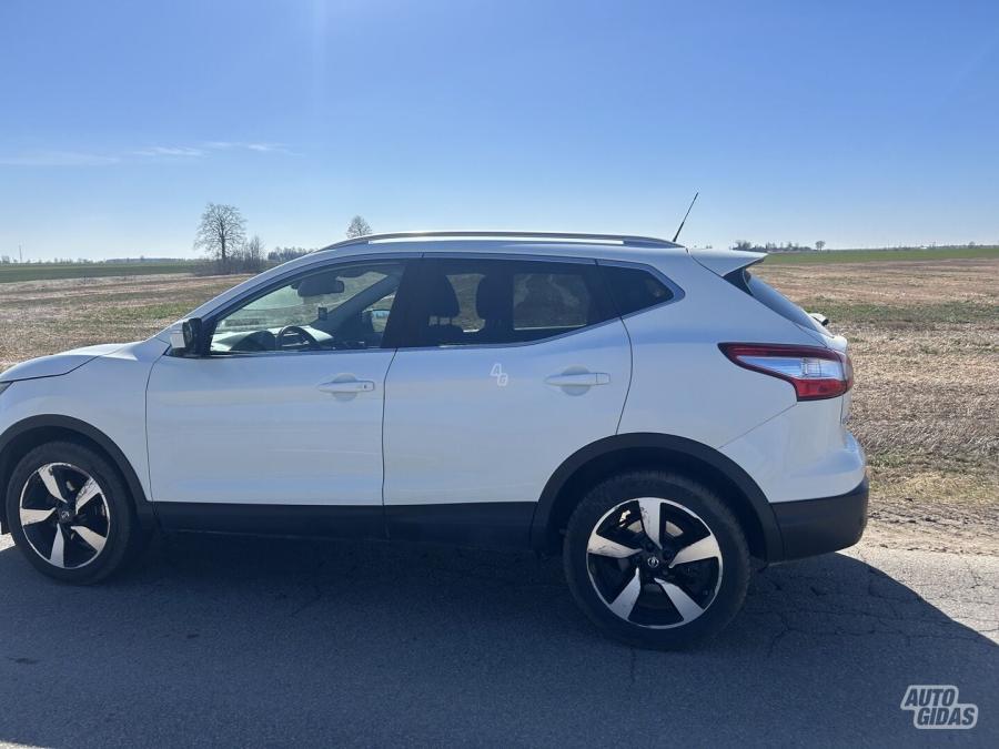 White Nissan Qashqai 2015 in Panevezys, with an engine capacity of 1.50 L and mileage of 260 thousand km for 9100 €, photo 2 on AUTOMOTO.COM.LV