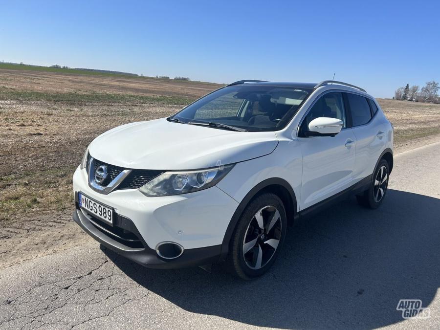 White Nissan Qashqai 2015 in Panevezys, with an engine capacity of 1.50 L and mileage of 260 thousand km for 9100 €, photo 3 on AUTOMOTO.COM.LV
