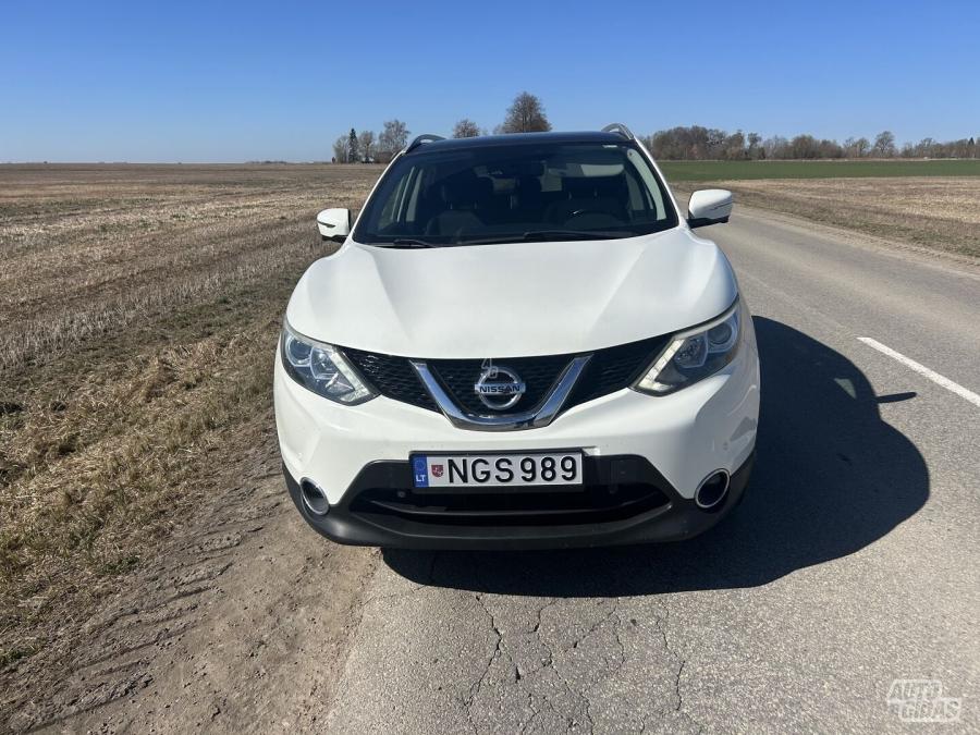 White Nissan Qashqai 2015 in Panevezys, with an engine capacity of 1.50 L and mileage of 260 thousand km for 9100 €, photo 4 on AUTOMOTO.COM.LV