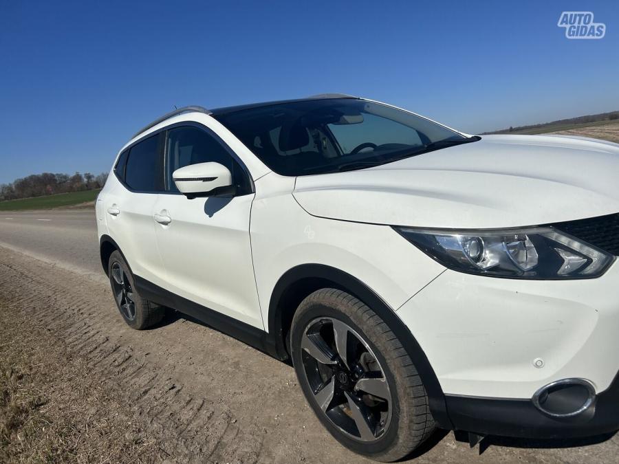 White Nissan Qashqai 2015 in Panevezys, with an engine capacity of 1.50 L and mileage of 260 thousand km for 9100 €, photo 5 on AUTOMOTO.COM.LV