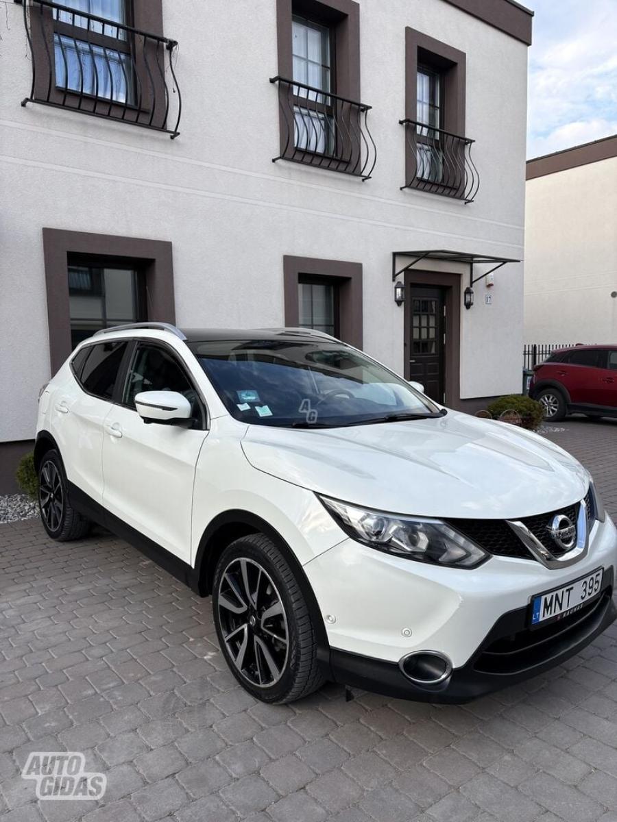 White Nissan Qashqai 2015 in Kaunas, with an engine capacity of 1.60 L and mileage of 196 thousand km for 9295 €, photo 1 on AUTOMOTO.COM.LV