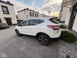 White Nissan Qashqai 2015 in Kaunas, with an engine capacity of 1.60 L and mileage of 196 thousand km for 9295 €, photo 4 on AUTOMOTO.COM.LV