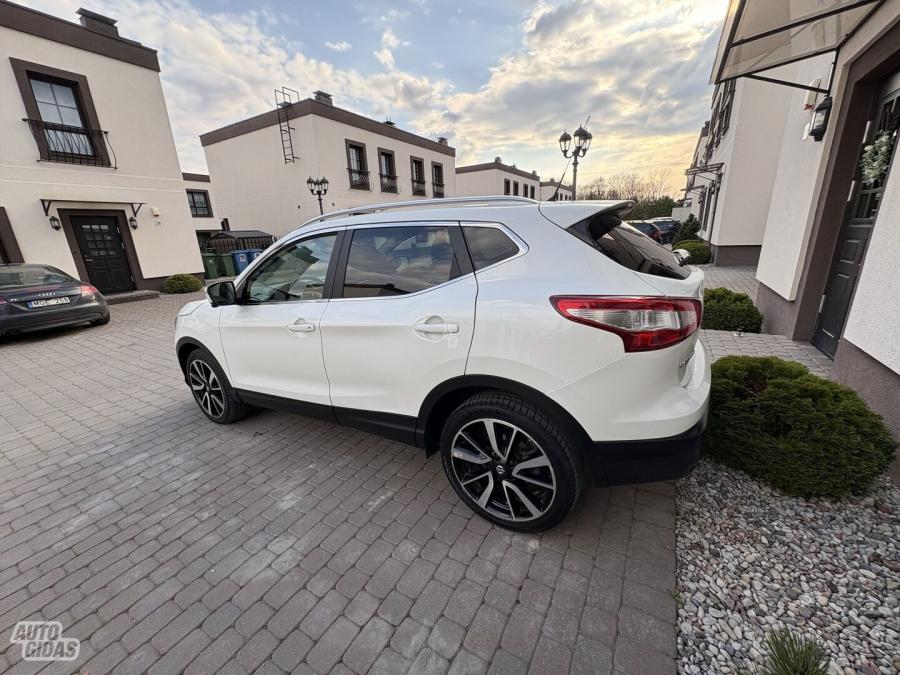 White Nissan Qashqai 2015 in Kaunas, with an engine capacity of 1.60 L and mileage of 196 thousand km for 9295 €, photo 4 on AUTOMOTO.COM.LV