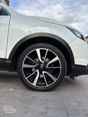 White Nissan Qashqai 2015 in Kaunas, with an engine capacity of 1.60 L and mileage of 196 thousand km for 9295 €, photo 5 on AUTOMOTO.COM.LV