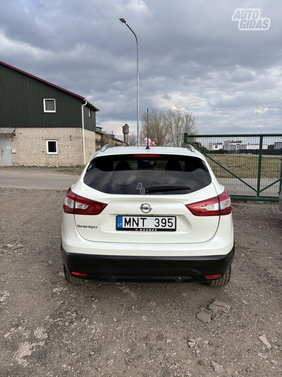 White Nissan Qashqai 2015 in Kaunas, with an engine capacity of 1.60 L and mileage of 196 thousand km for 9295 €, photo 13 on AUTOMOTO.COM.LV