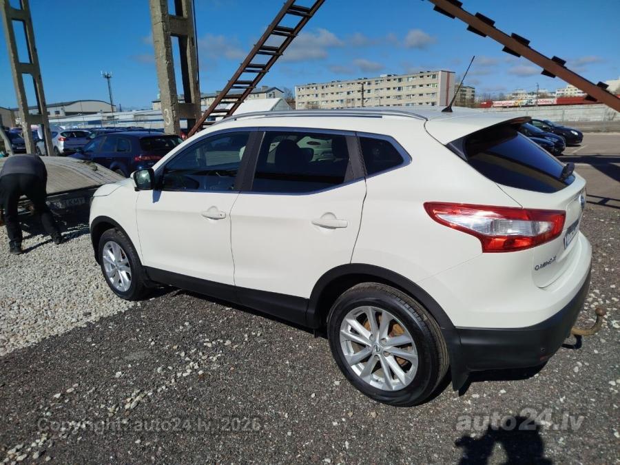 White Nissan Qashqai 2015 in Tallinn, with an engine capacity of 1.20 L and mileage of 149 thousand km for 3499 €, photo 5 on AUTOMOTO.COM.LV
