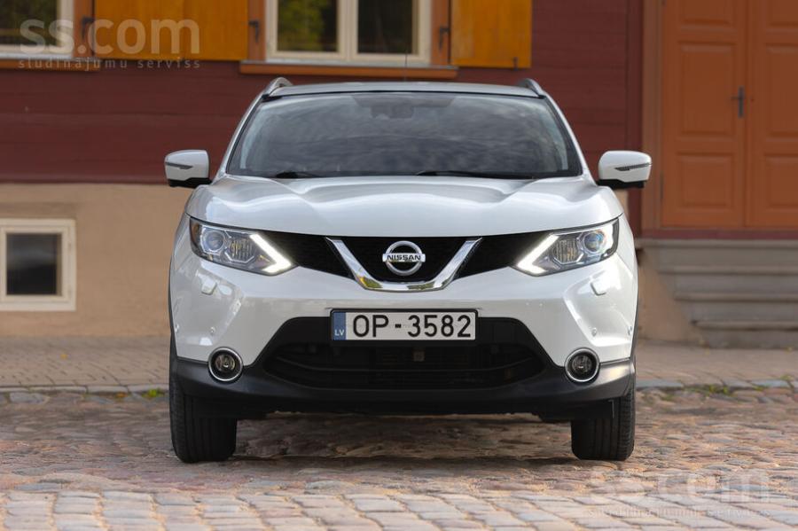 White Nissan Qashqai 2015 in Jelgava, with an engine capacity of 1.20 L and mileage of 165 thousand km for 8590 €, photo 4 on AUTOMOTO.COM.LV