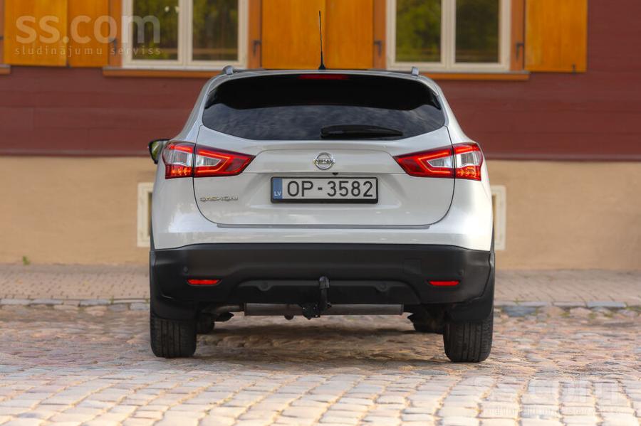 White Nissan Qashqai 2015 in Jelgava, with an engine capacity of 1.20 L and mileage of 165 thousand km for 8590 €, photo 7 on AUTOMOTO.COM.LV