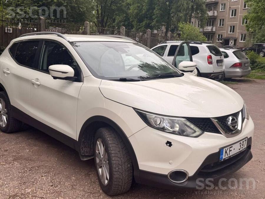 White Nissan Qashqai 2015 in Riga, with an engine capacity of 1.20 L and mileage of 131 thousand km for 8750 €, photo 1 on AUTOMOTO.COM.LV