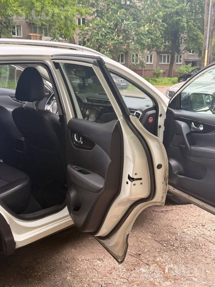 White Nissan Qashqai 2015 in Riga, with an engine capacity of 1.20 L and mileage of 131 thousand km for 8750 €, photo 4 on AUTOMOTO.COM.LV