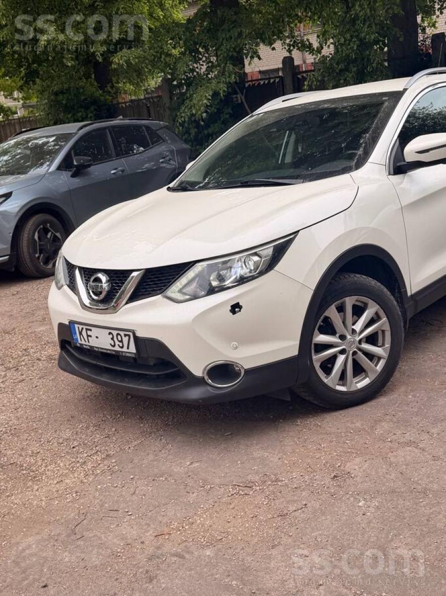 White Nissan Qashqai 2015 in Riga, with an engine capacity of 1.20 L and mileage of 131 thousand km for 8750 €, photo 5 on AUTOMOTO.COM.LV