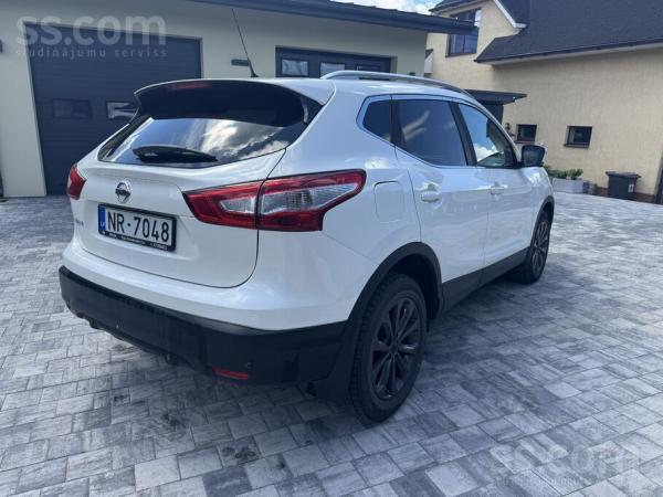 White Nissan Qashqai 2015 in Daugavpils, with an engine capacity of 1.60 L and mileage of 116 thousand km for 11500 €, photo 3 on AUTOMOTO.COM.LV