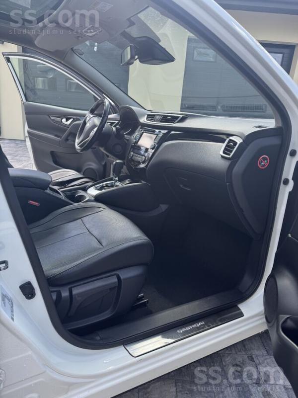 White Nissan Qashqai 2015 in Daugavpils, with an engine capacity of 1.60 L and mileage of 116 thousand km for 11500 €, photo 7 on AUTOMOTO.COM.LV