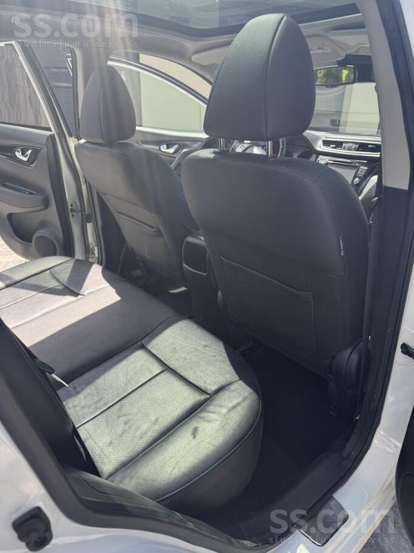 White Nissan Qashqai 2015 in Daugavpils, with an engine capacity of 1.60 L and mileage of 116 thousand km for 11500 €, photo 8 on AUTOMOTO.COM.LV