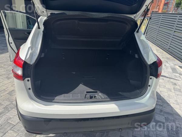 White Nissan Qashqai 2015 in Daugavpils, with an engine capacity of 1.60 L and mileage of 116 thousand km for 11500 €, photo 9 on AUTOMOTO.COM.LV
