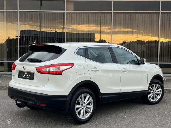 White Nissan Qashqai 2015 in Panevezys, with an engine capacity of 1.20 L and mileage of 116 thousand km for 6500 €, photo 4 on AUTOMOTO.COM.LV