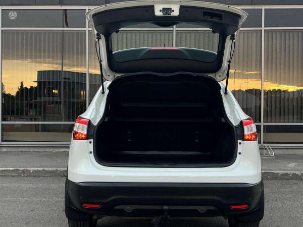 White Nissan Qashqai 2015 in Panevezys, with an engine capacity of 1.20 L and mileage of 116 thousand km for 6500 €, photo 7 on AUTOMOTO.COM.LV