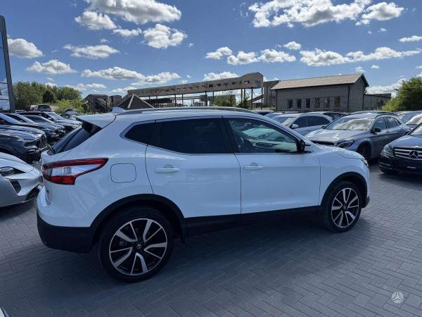 White Nissan Qashqai 2015 in Telschi, with an engine capacity of 1.46 L and mileage of 231 thousand km for 7700 €, photo 8 on AUTOMOTO.COM.LV