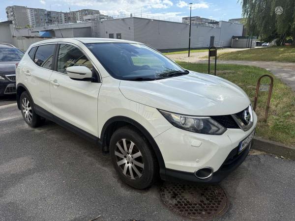 White Nissan Qashqai 2015 in Vilnius, with an engine capacity of 1.20 L and mileage of 200 thousand km for 3900 €, photo 1 on AUTOMOTO.COM.LV