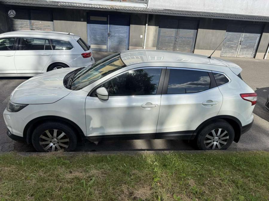 White Nissan Qashqai 2015 in Vilnius, with an engine capacity of 1.20 L and mileage of 200 thousand km for 3900 €, photo 5 on AUTOMOTO.COM.LV