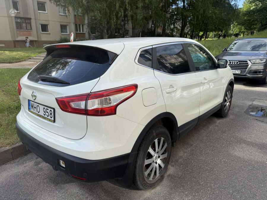 White Nissan Qashqai 2015 in Vilnius, with an engine capacity of 1.20 L and mileage of 200 thousand km for 3900 €, photo 7 on AUTOMOTO.COM.LV