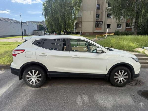 White Nissan Qashqai 2015 in Vilnius, with an engine capacity of 1.20 L and mileage of 200 thousand km for 3900 €, photo 7 on AUTOMOTO.COM.LV