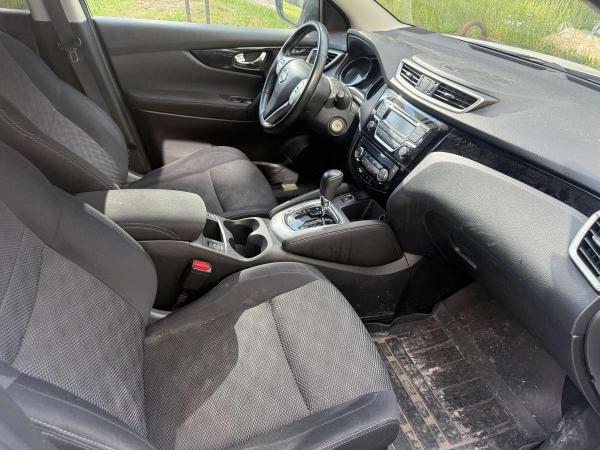 White Nissan Qashqai 2015 in Vilnius, with an engine capacity of 1.20 L and mileage of 200 thousand km for 3900 €, photo 8 on AUTOMOTO.COM.LV