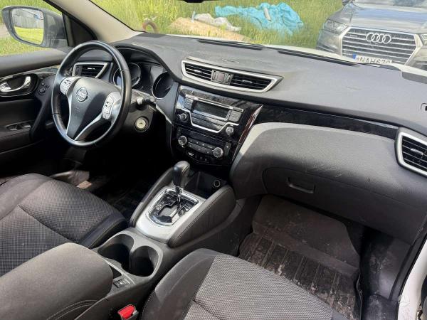 White Nissan Qashqai 2015 in Vilnius, with an engine capacity of 1.20 L and mileage of 200 thousand km for 3900 €, photo 9 on AUTOMOTO.COM.LV