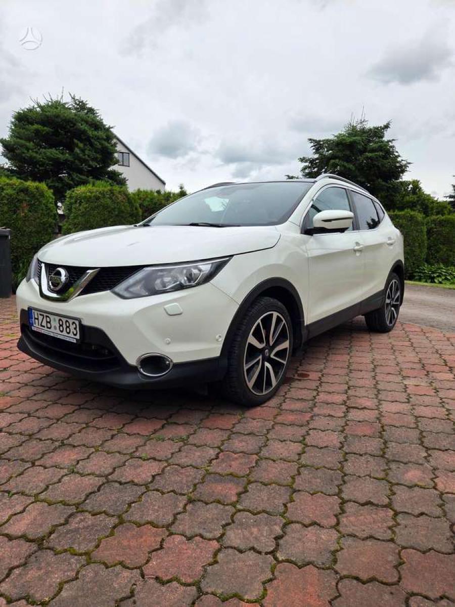 White Nissan Qashqai 2015 in Vilnius, with an engine capacity of 1.20 L and mileage of 190 thousand km for 7900 €, photo 1 on AUTOMOTO.COM.LV