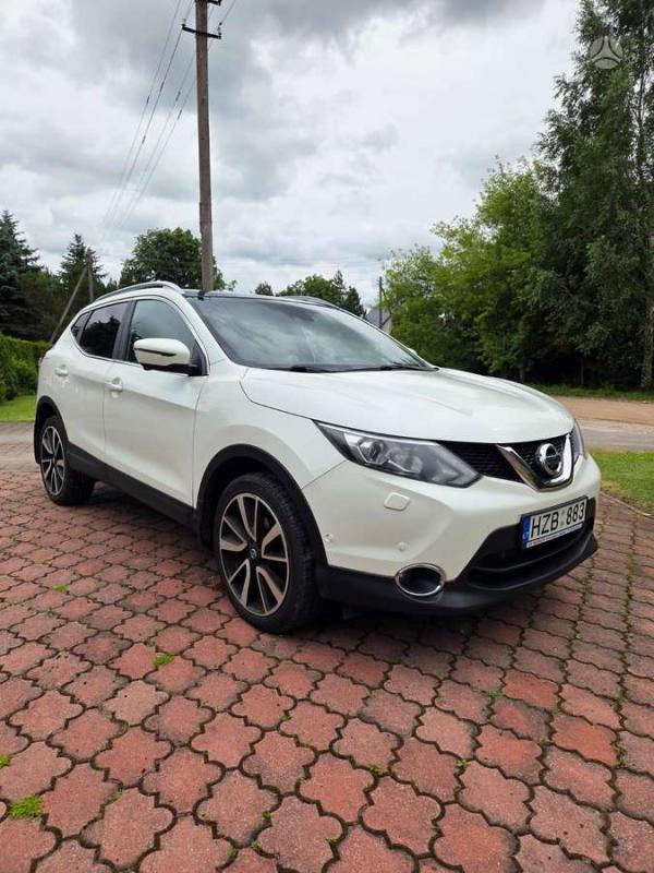 White Nissan Qashqai 2015 in Vilnius, with an engine capacity of 1.20 L and mileage of 190 thousand km for 7900 €, photo 3 on AUTOMOTO.COM.LV