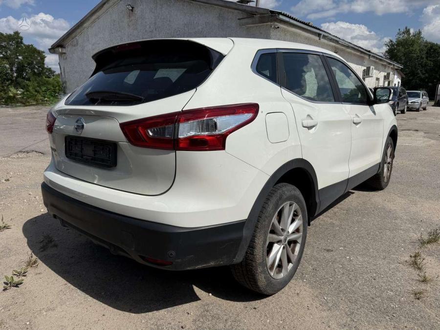 White Nissan Qashqai 2015 in Siauliai, with an engine capacity of 1.20 L and mileage of 108 thousand km for 4900 €, photo 5 on AUTOMOTO.COM.LV