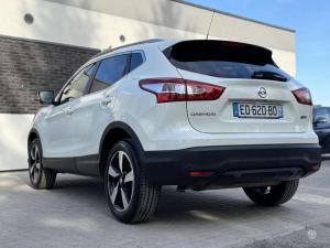 White Nissan Qashqai 2015 in Kaunas, with an engine capacity of 1.46 L and mileage of 180 thousand km for 7999 €, photo 3 on AUTOMOTO.COM.LV