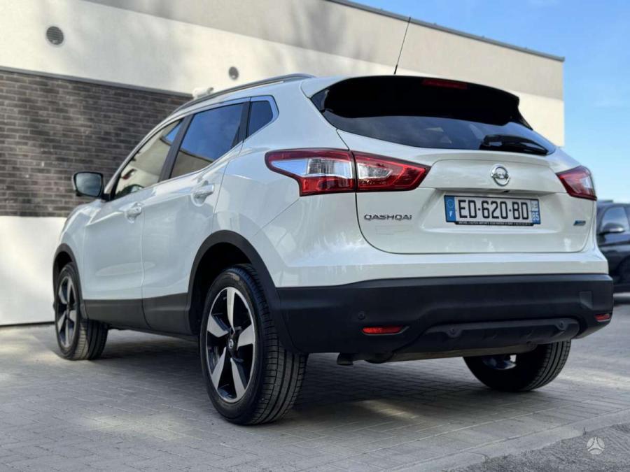 White Nissan Qashqai 2015 in Kaunas, with an engine capacity of 1.46 L and mileage of 180 thousand km for 7999 €, photo 3 on AUTOMOTO.COM.LV