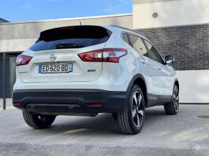 White Nissan Qashqai 2015 in Kaunas, with an engine capacity of 1.46 L and mileage of 180 thousand km for 7999 €, photo 8 on AUTOMOTO.COM.LV