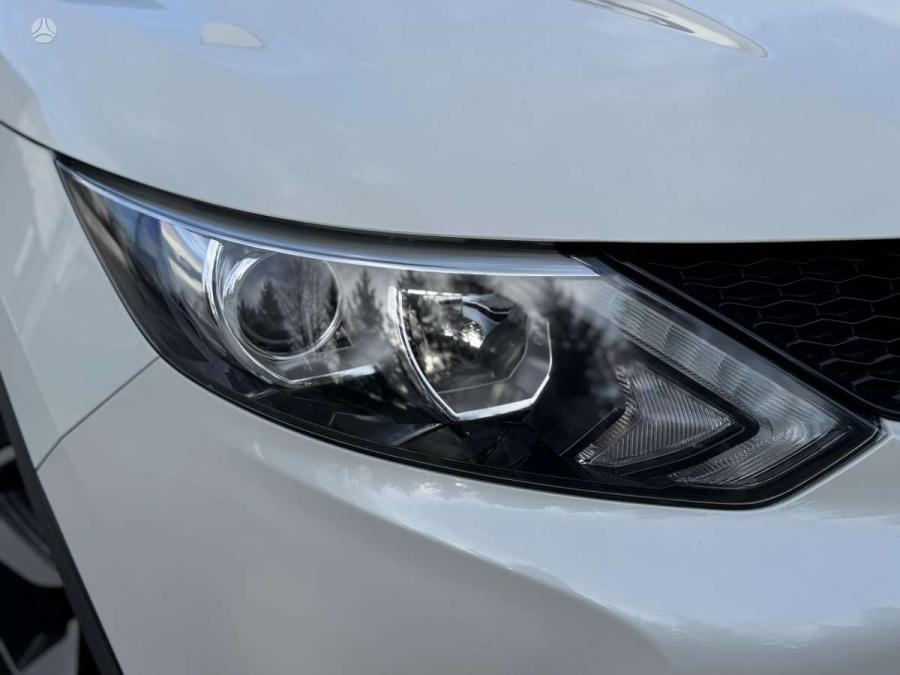 White Nissan Qashqai 2015 in Kaunas, with an engine capacity of 1.46 L and mileage of 180 thousand km for 7999 €, photo 9 on AUTOMOTO.COM.LV