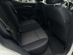 White Nissan Qashqai 2015 in Kaunas, with an engine capacity of 1.46 L and mileage of 180 thousand km for 7999 €, photo 12 on AUTOMOTO.COM.LV