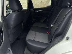 White Nissan Qashqai 2015 in Kaunas, with an engine capacity of 1.46 L and mileage of 180 thousand km for 7999 €, photo 14 on AUTOMOTO.COM.LV