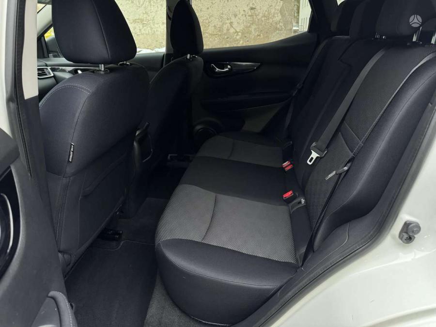 White Nissan Qashqai 2015 in Kaunas, with an engine capacity of 1.46 L and mileage of 180 thousand km for 7999 €, photo 14 on AUTOMOTO.COM.LV