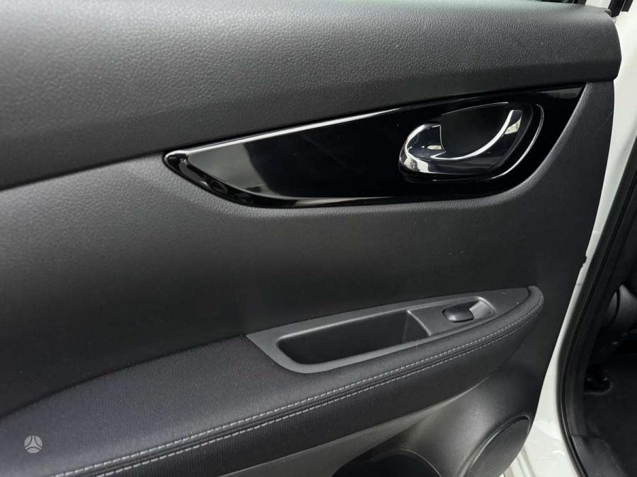 White Nissan Qashqai 2015 in Kaunas, with an engine capacity of 1.46 L and mileage of 180 thousand km for 7999 €, photo 17 on AUTOMOTO.COM.LV