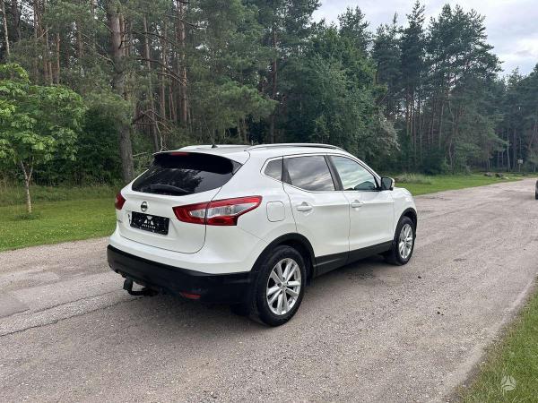 White Nissan Qashqai 2015 in Ukmerge, with an engine capacity of 1.20 L and mileage of 216 thousand km for 6990 €, photo 5 on AUTOMOTO.COM.LV